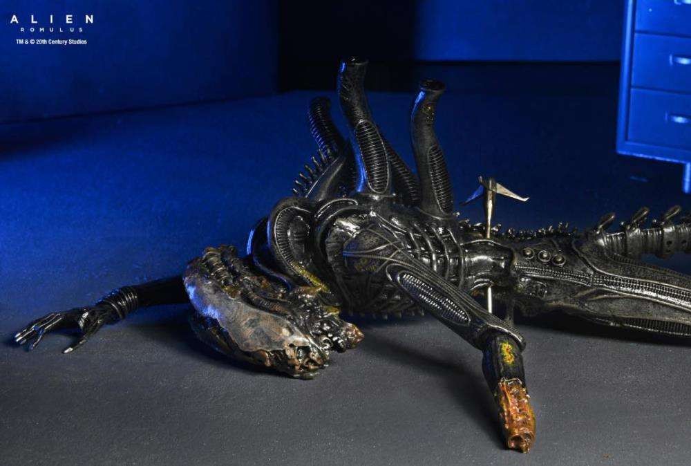NECA ALIEN ROMULUS XENOMORPH XX121 DELUXE SUSPENDED LAB ACTION FIGURE