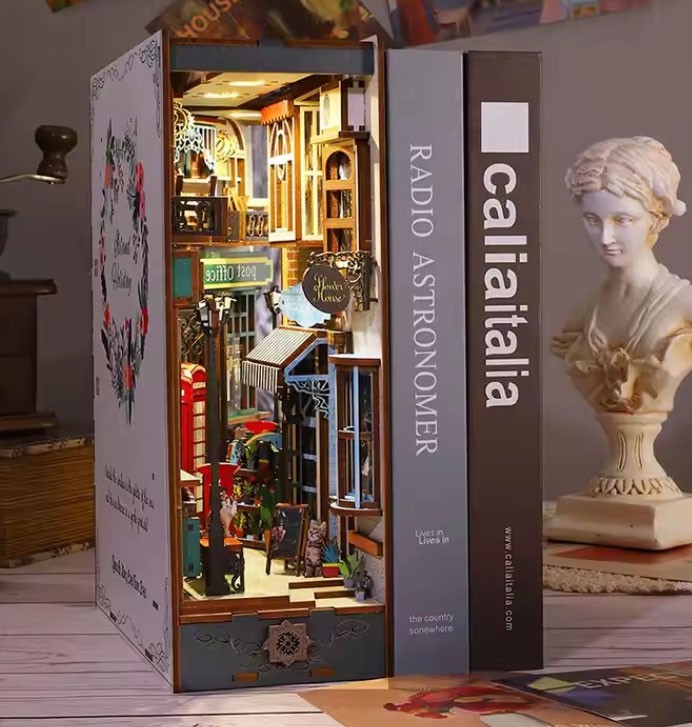 ISLAND HOLIDAY BOOK NOOK MINI DIORAMA