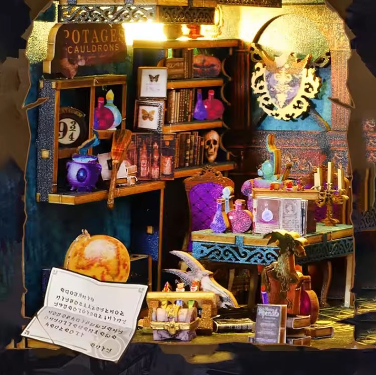 BOOK NOOK MAGIC MARKET MINI DIORAMA