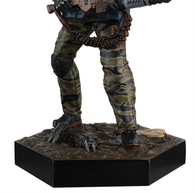BUY THE ALIEN AND PREDATOR FIGURINE COLLECTION ROLAND NOLAND (PREDA...